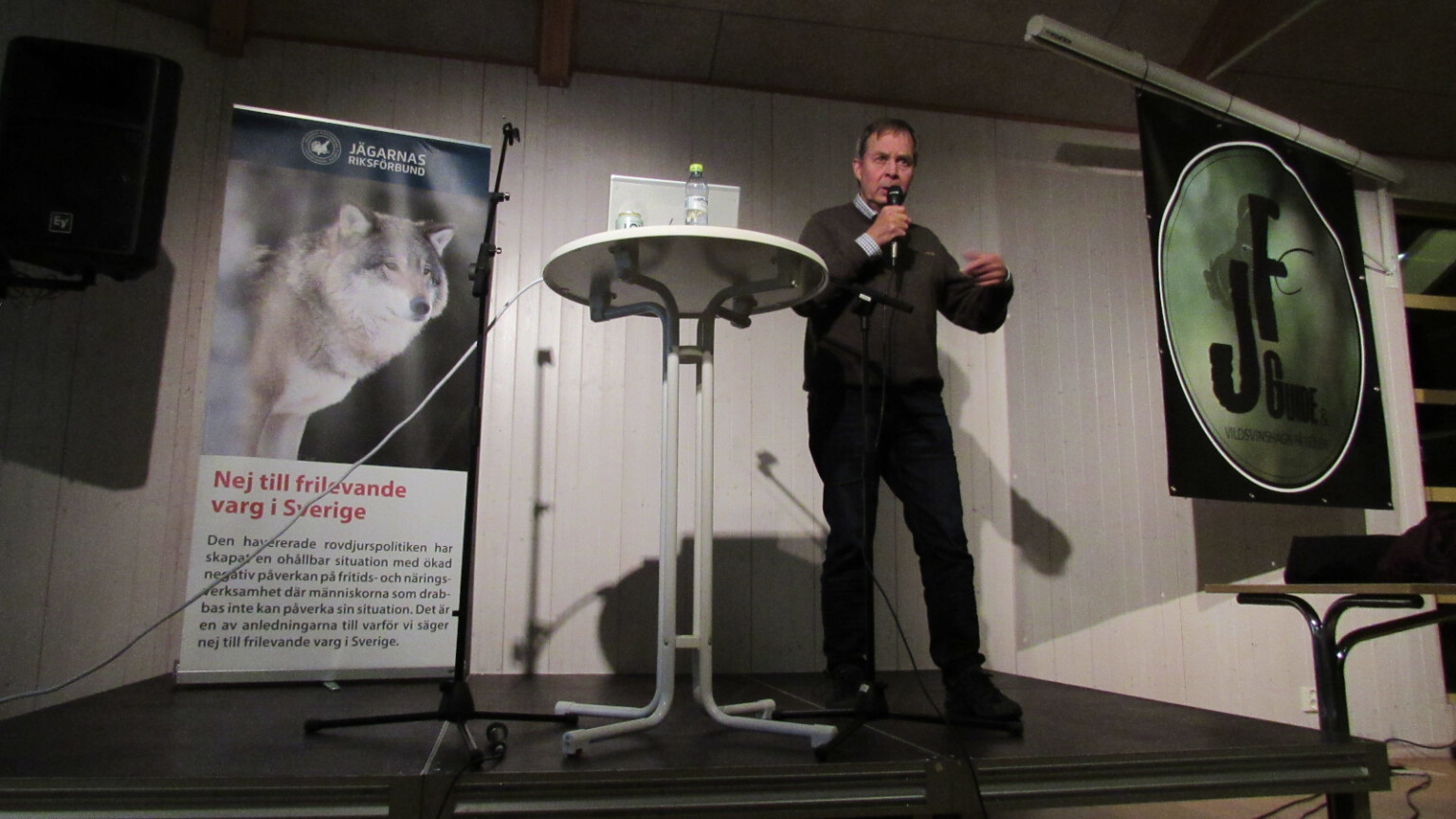 Hedin rasar efter stoppad vargjakt: ”Låt landet svämma över av varg ...
